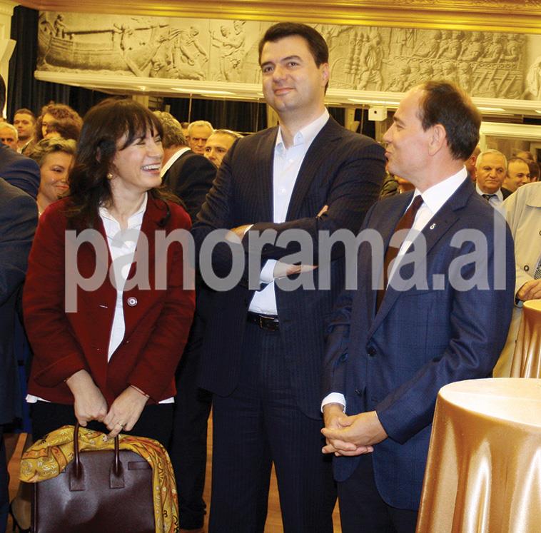 Nishani dhe Aurela bisedë të ngrohtë! Po Basha pse rri indiferent ...