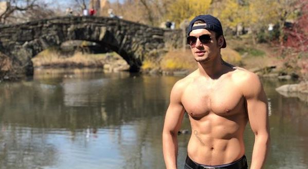 Balerini shqiptar “ngre temperaturat”, poston foton krejtësisht nudo ...