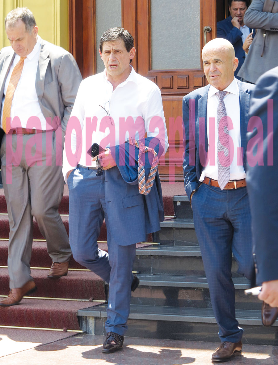 Rakip Suli nuk duron më, fillon të zhvishet sapo del nga dera e ...