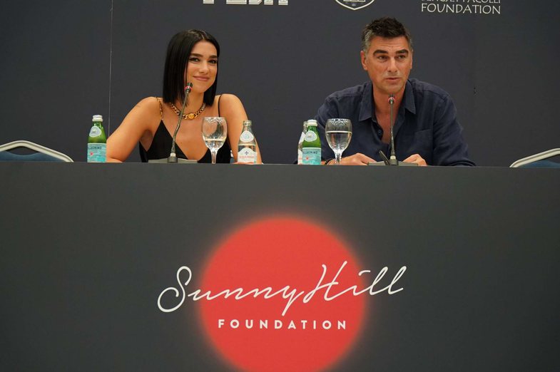 Prapaskenat e “Sunny Hill”, si ndërhyri fondacioni i Dua Lipës në email ...