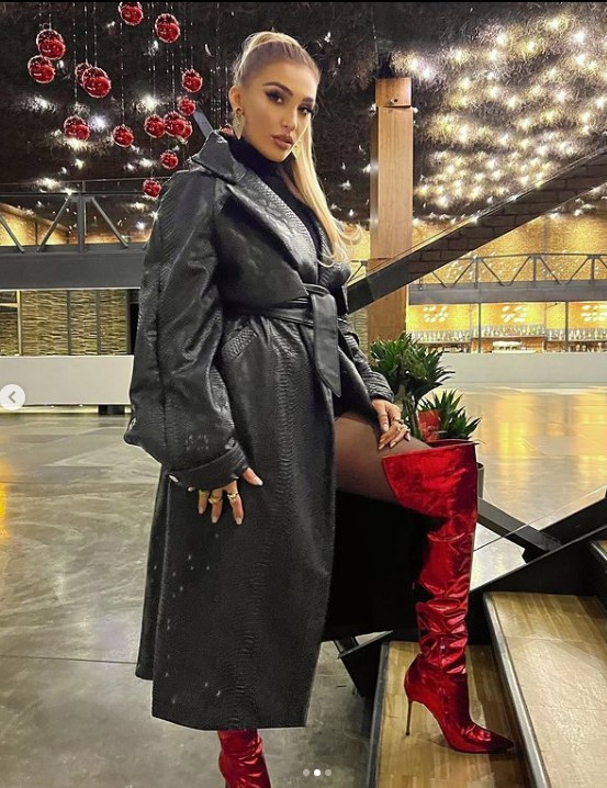 Yllka Kuqi shkëlqen me veshjen e saj, poston foto në rrjete sociale ...
