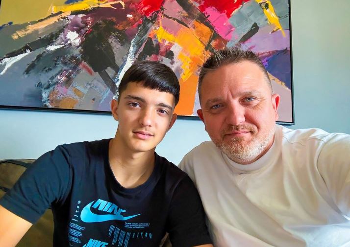 “Je duke i lënë me fol shumë ata”/ Julian Deda publikon foton me djalin ...