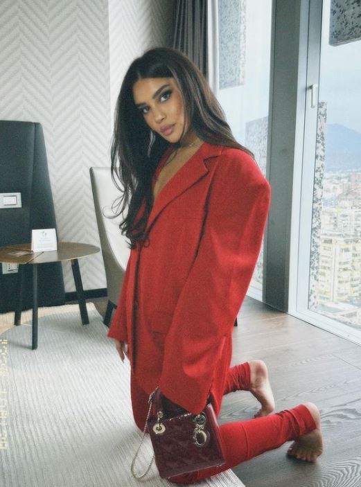 FOTO +18/ Me këmbën lart dhe fundin e shkurtër, Megi Pojani “çmend ...