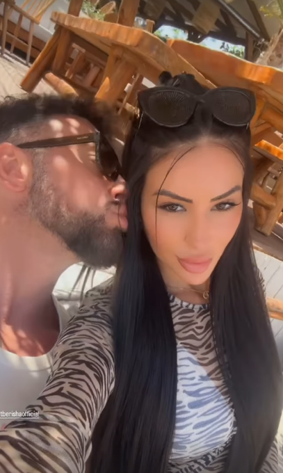 Partnerja e Robert Berishës poston momente intime/ Ja si shfaqet çifti ...