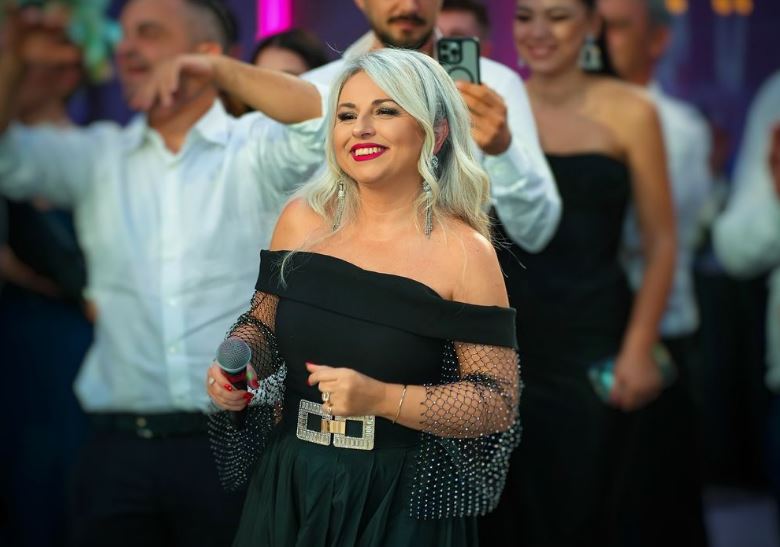 Shtatzënë për herë të parë në moshën 51-vjeçare? Artjola Toska reagon ...