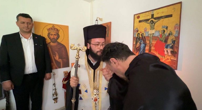 Laert Vasili dekorohet me titullin “Kalorës”, regjisori bekohet nga ...