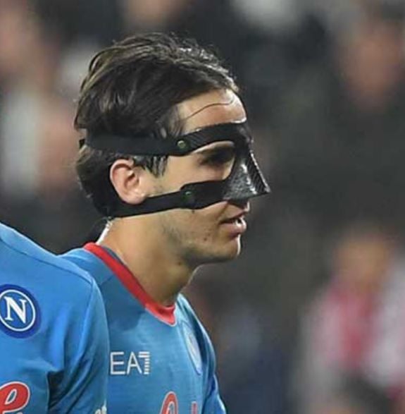 Në fushë me maskë, kushëriri i Elseid Hysajt debuton me Napolin