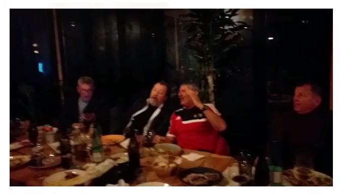 VIDEO/ Legjendat e Flamurtarit bëhen bashkë për Fiter Bajram, festojnë ...