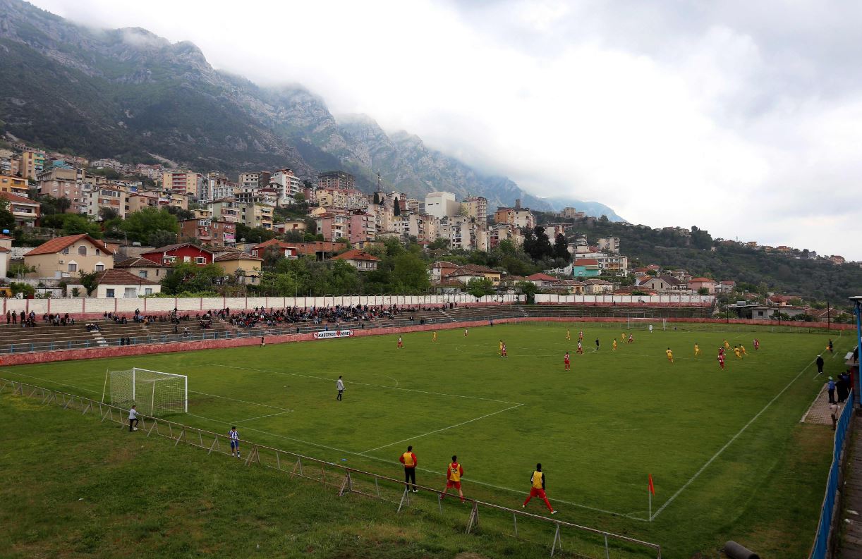 FOTO+VIDEO/ Gomerë dhe kuaj, shikoni si është katandisur stadiumi ...