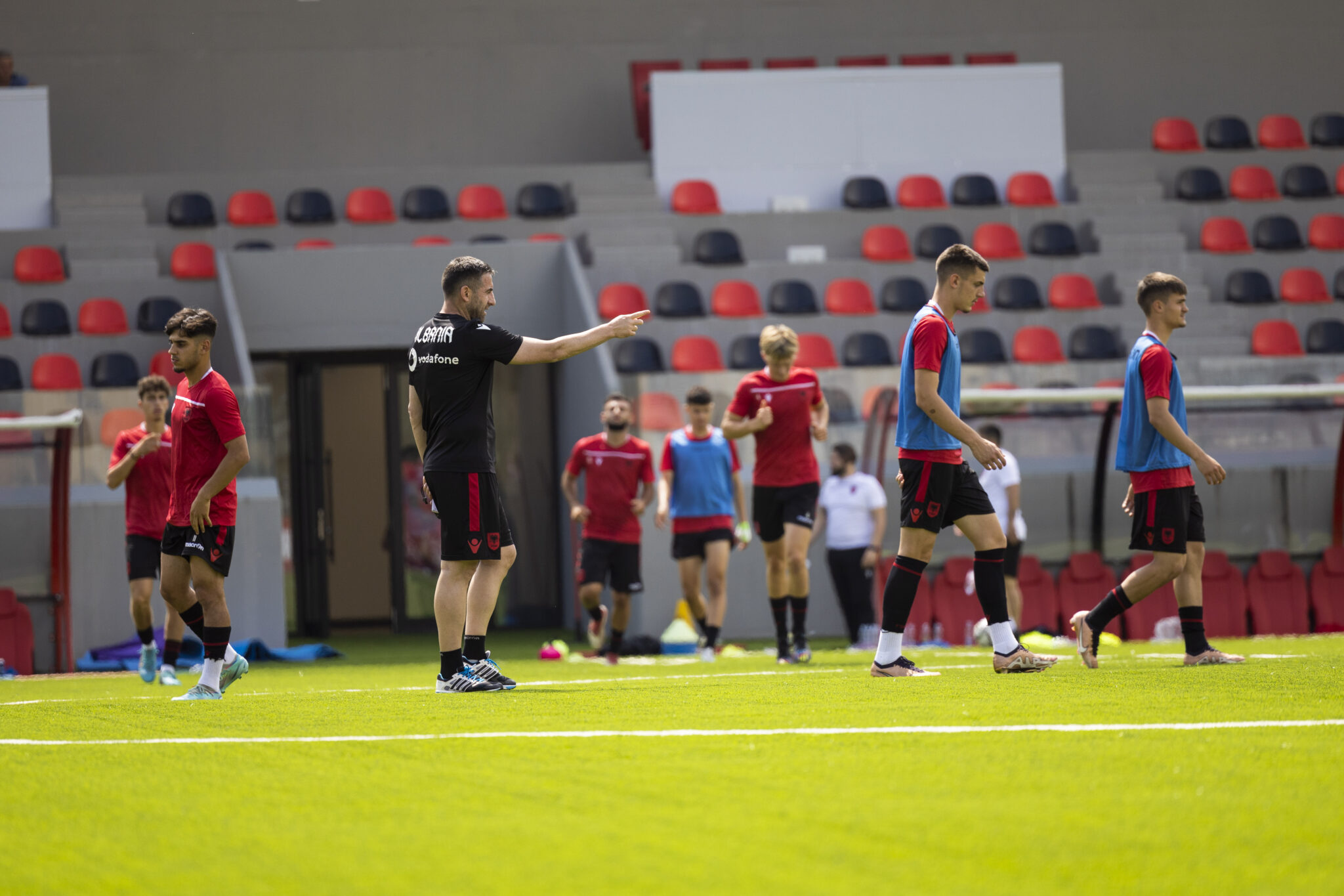 VIDEO/ Bulku debuton si trajner i Shqipërisë U19: Kam besim te ky grup ...
