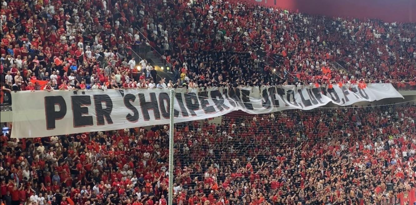 “Për Shqipërinë jeto”/ Parullat e tifozerive në stadium: Jam Kosovë që ...