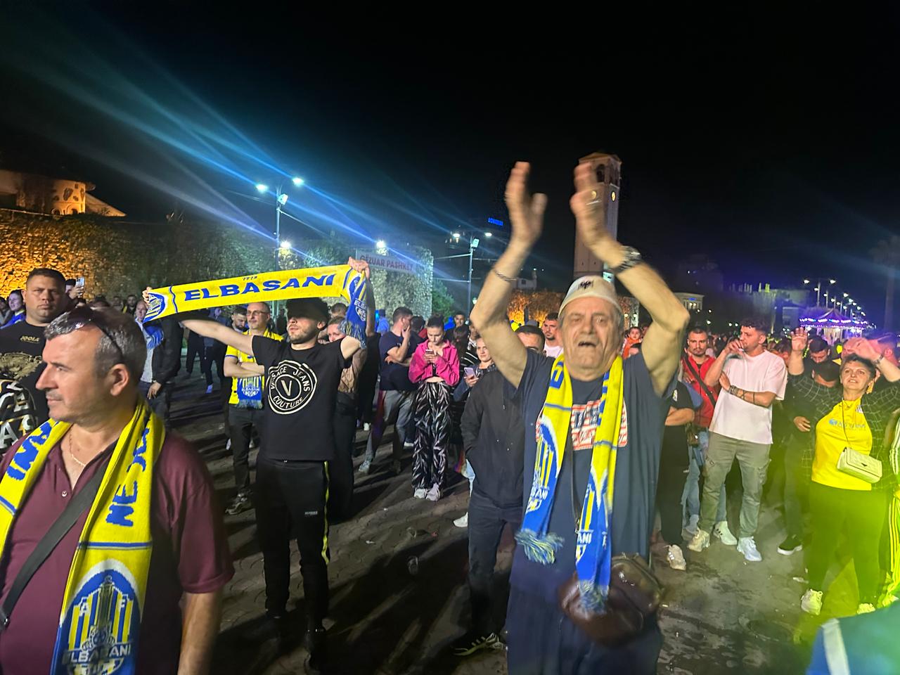 VIDEO/ Festa në Elbasan nuk ka të ndalur, ceremonia vazhdon në rrugët e ...