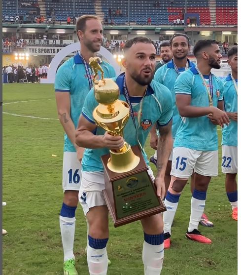 VIDEO/ Dopietë në finale, Armando Sadiku i dhuron trofeun skuadrës së ...