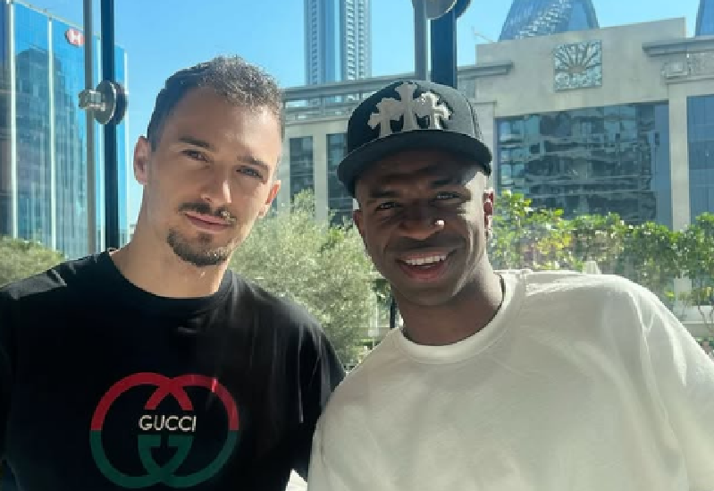 FOTO/ Pushime në Dubai me familjen, ish-sulmuesi i Tiranës dhe Vinicius ...