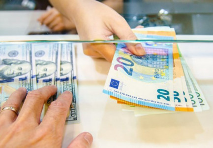 Këmbimi valutor 18 qershor/ Me sa blihen e shiten dollari dhe euro ...