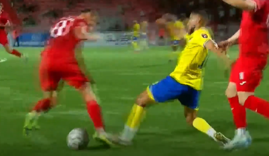 Moviola/ Yzeiraj i fal kartonin e kuq Elbasanit ndaj Partizanit ...