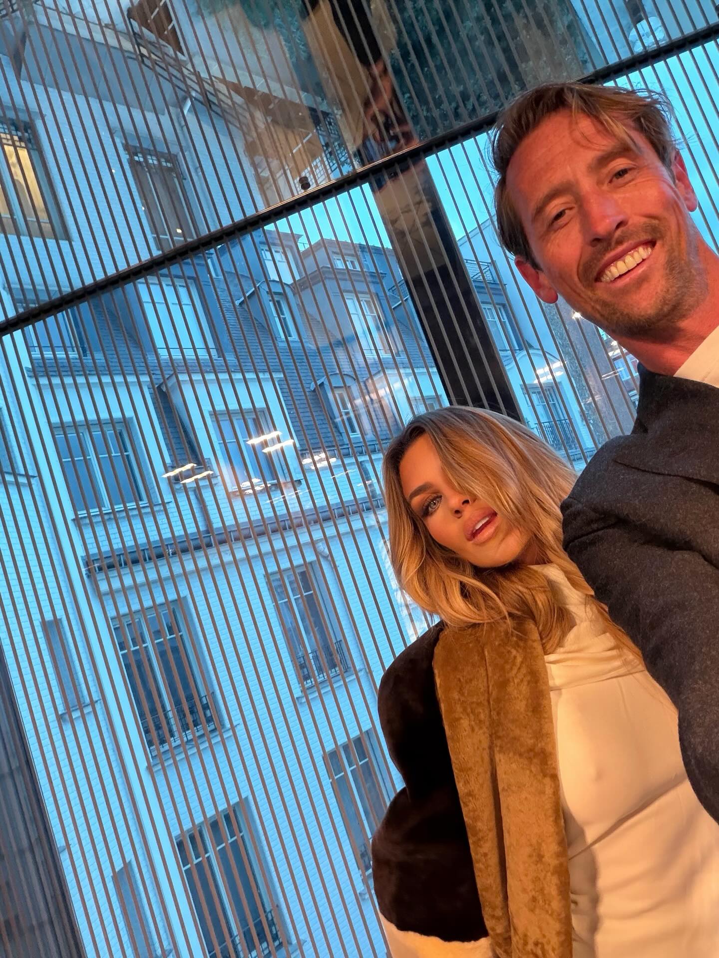 FOTO/ Abbey Clancy-Peter Crouch, veshja sek*i nën pallto dhe Shën ...