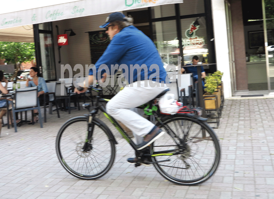Reis Çiço zgjidh problemin e trafikut, lëviz me biçikletë