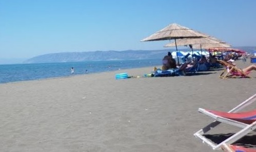 Çifti bën plazh nudo në Tale të Lezhës, irritohen plazhistët pas ...