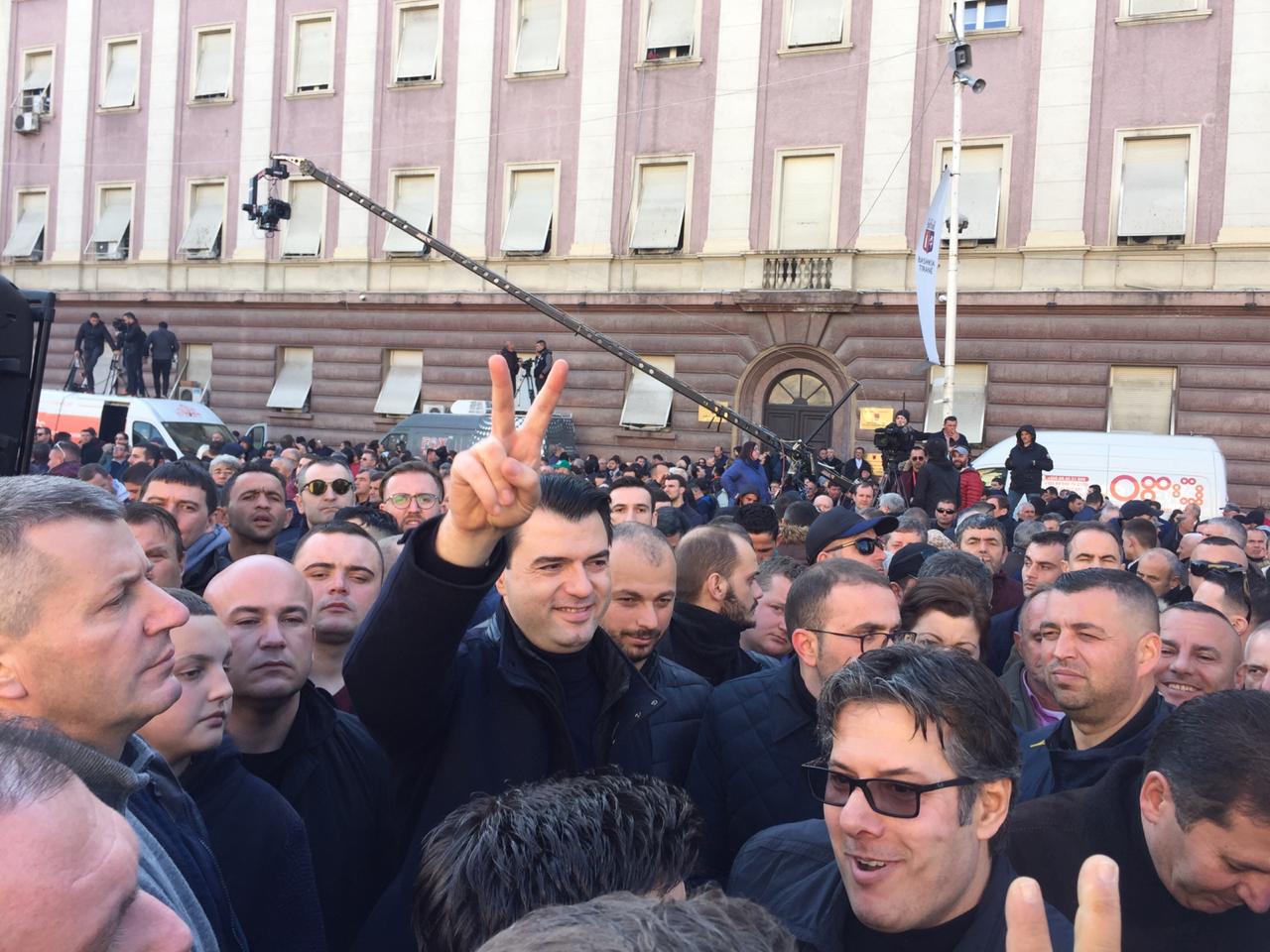 Reportazhi/ Lule, gurë, zjarr dhe gaz lotsjellës, çfarë ndodhi në ...