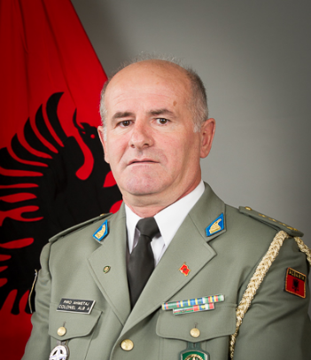Lamtumirë uniformë!