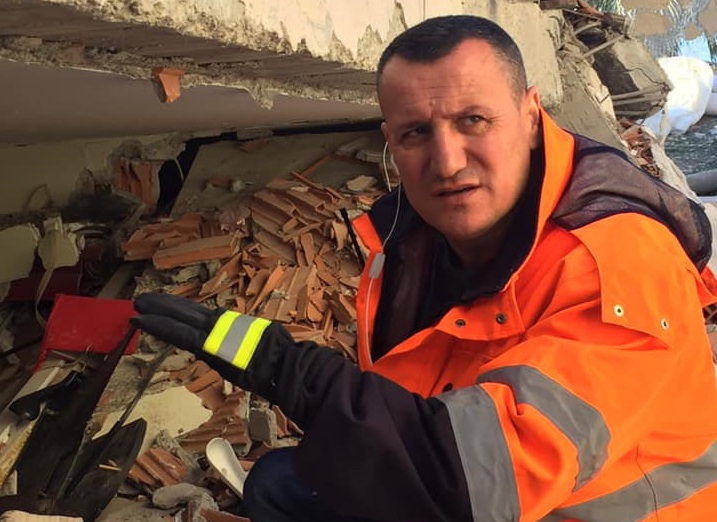 Zjarrfikësi Arben Cara: Si i gjeta 7 familjarët e mi nën rrënoja në Thumanë