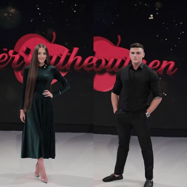 Zhvesh në takim djalin nga Kosova dhe shkon të puthë tjetrin në studio ...