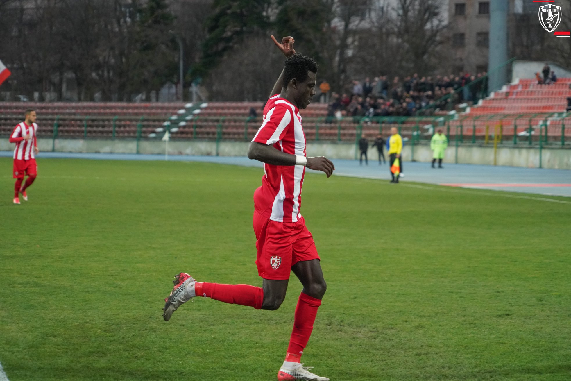 Goditi kundërshtarin, Disiplina dënon sulmuesin e Skënderbeut