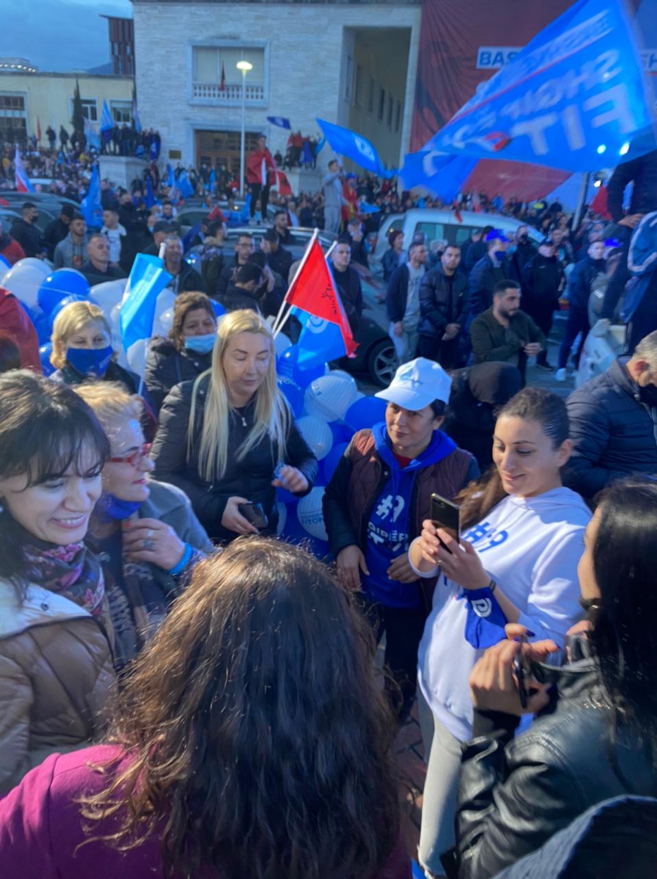 » FOTO/ Aurela Basha ndjek mitingun përmbyllës të fushatës së PD mes ...
