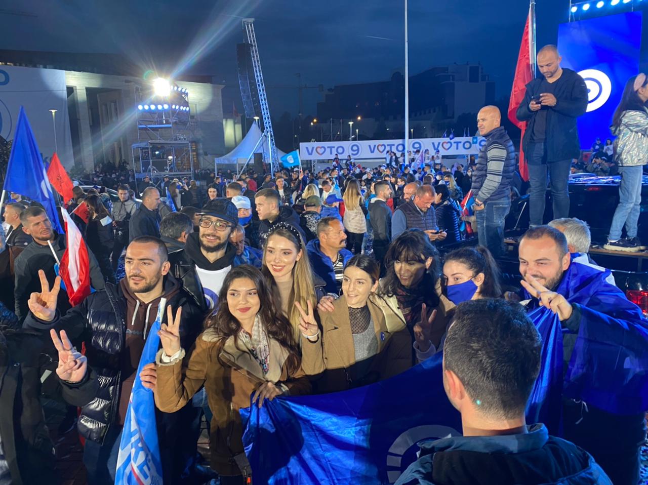 » FOTO/ Aurela Basha ndjek mitingun përmbyllës të fushatës së PD mes ...