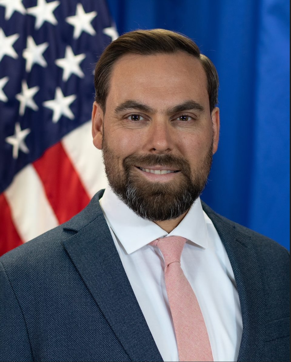 FOTO/ Ky është zv.ambasadori i ri amerikan në Shqipëri. Flet shqip ...