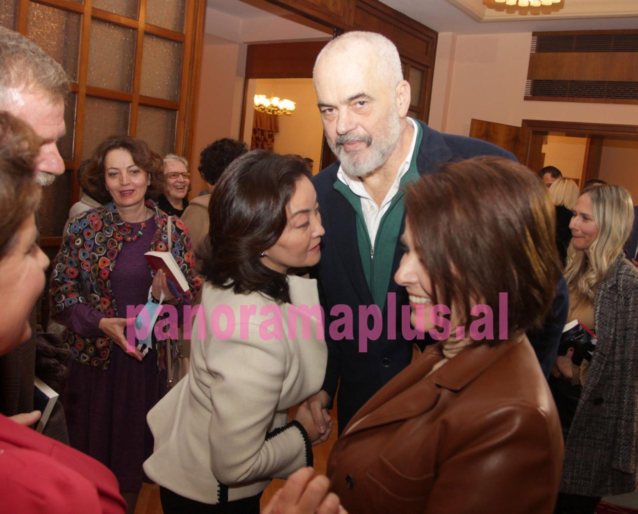 Fotot nga paparazzi/ Edi Rama dhe Yuri Kim, larg sjelljes formale në ...