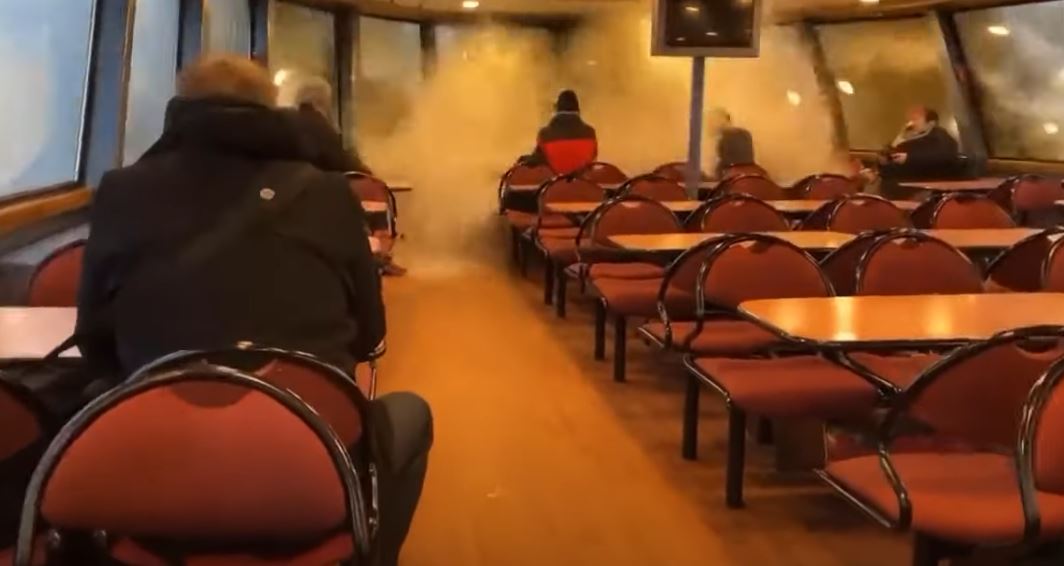 Publikohen pamjet/ Momenti kur dallga e detit thyen xhamat e tragetit ...