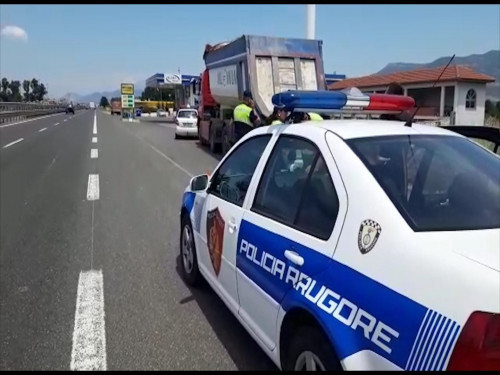 Plas goma e kamionit në momentin që po rregullonte trafikun rrugor ...