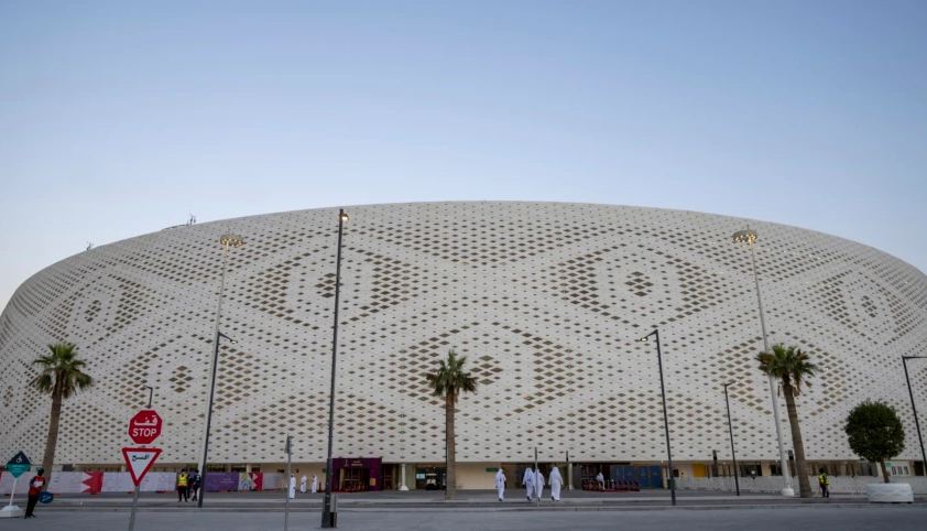 Zona të ndara të tifozëve në Qatar! Migrantët që ndërtuan stadiumet nuk ...