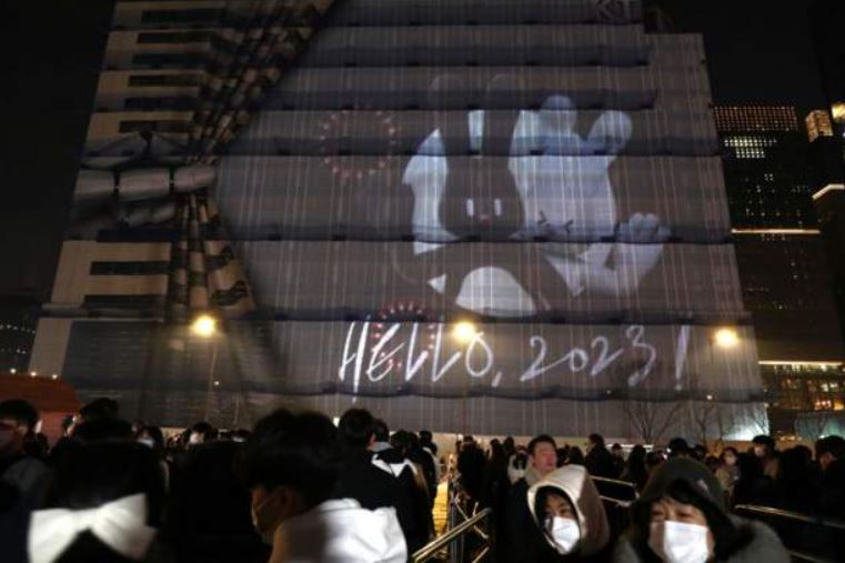 Viti i Ri 2023 troket në Japoni dhe Korenë e Jugut! Fishekzjarre e ...