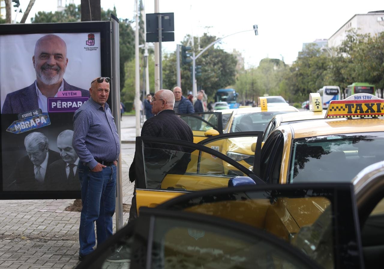 FOTOLAJM/ Premtoi fushatë pa postera e shpenzime ‘luksi’, por fotot e ...