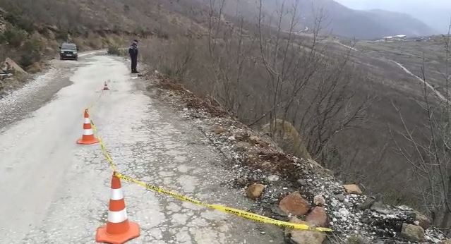 Ishin duke shkuar në minierë për praktikë/ Aksidentohet furgoni me ...
