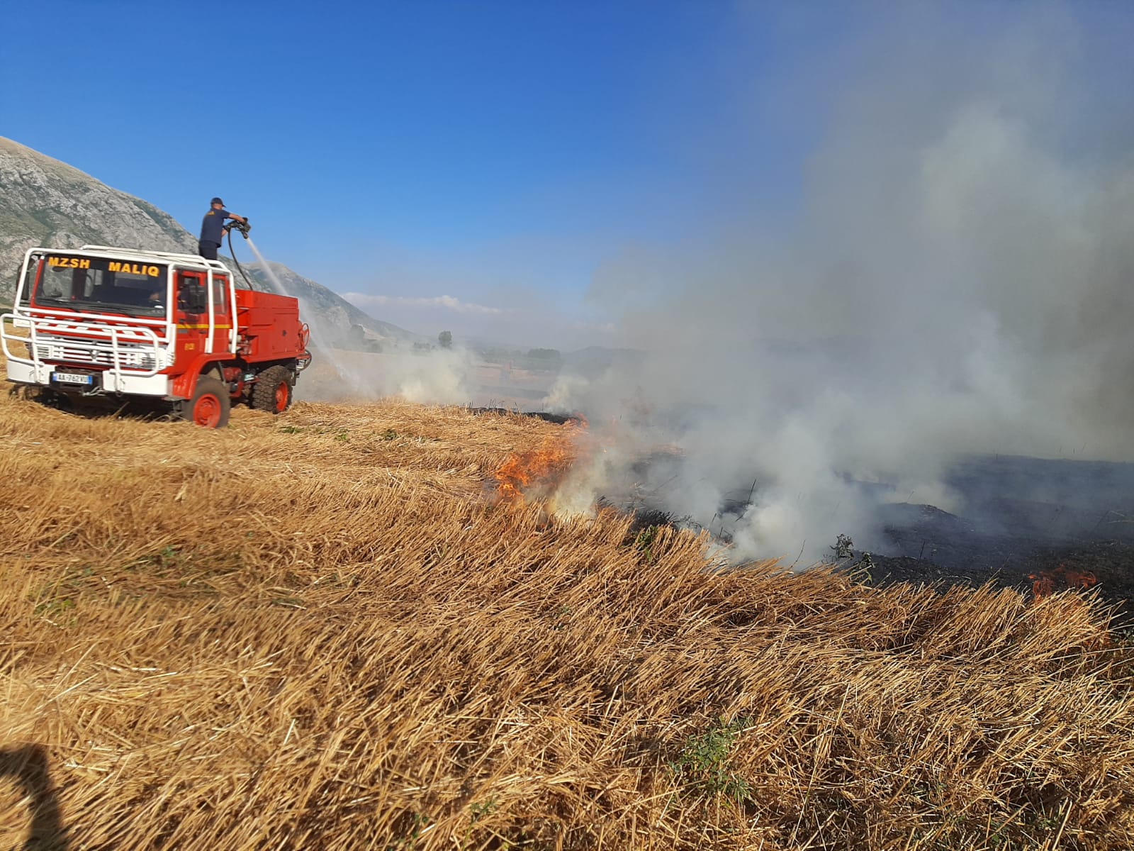 FOTOT/ Riaktivizohen vatrat e zjarrit në Maliq, digjet 80 hektarë kashtë