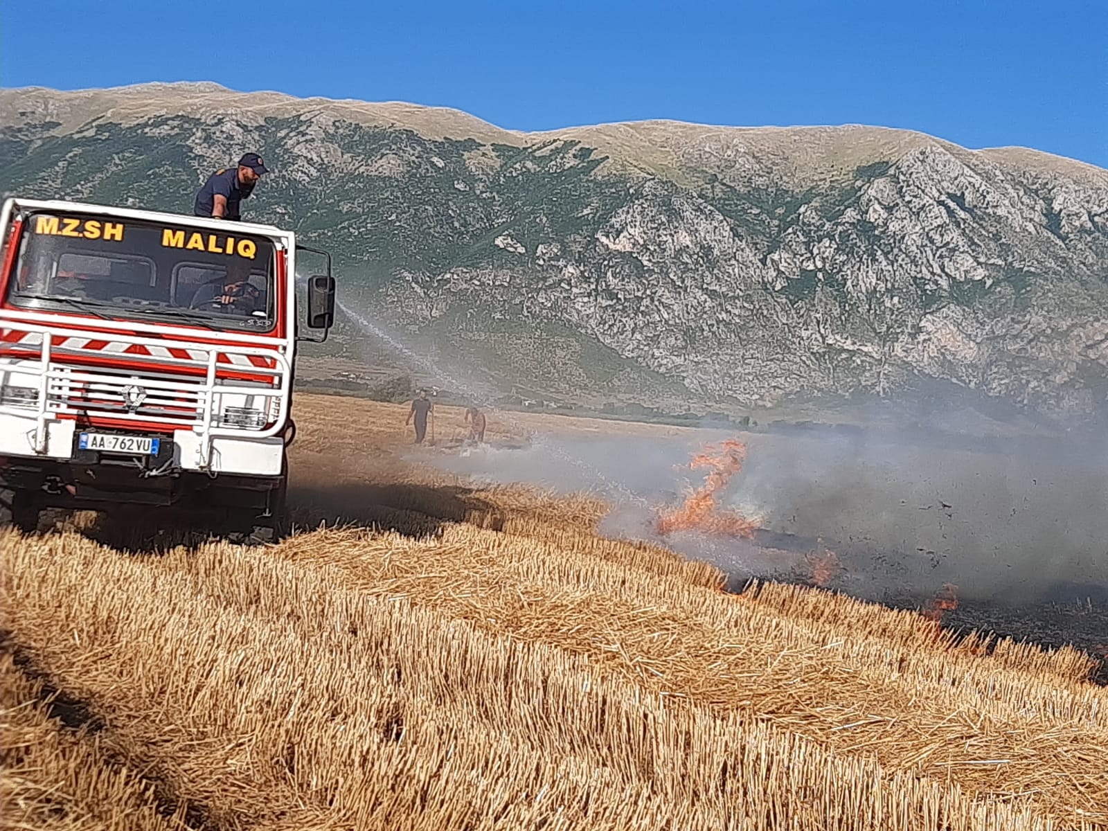 FOTOT/ Riaktivizohen vatrat e zjarrit në Maliq, digjet 80 hektarë kashtë