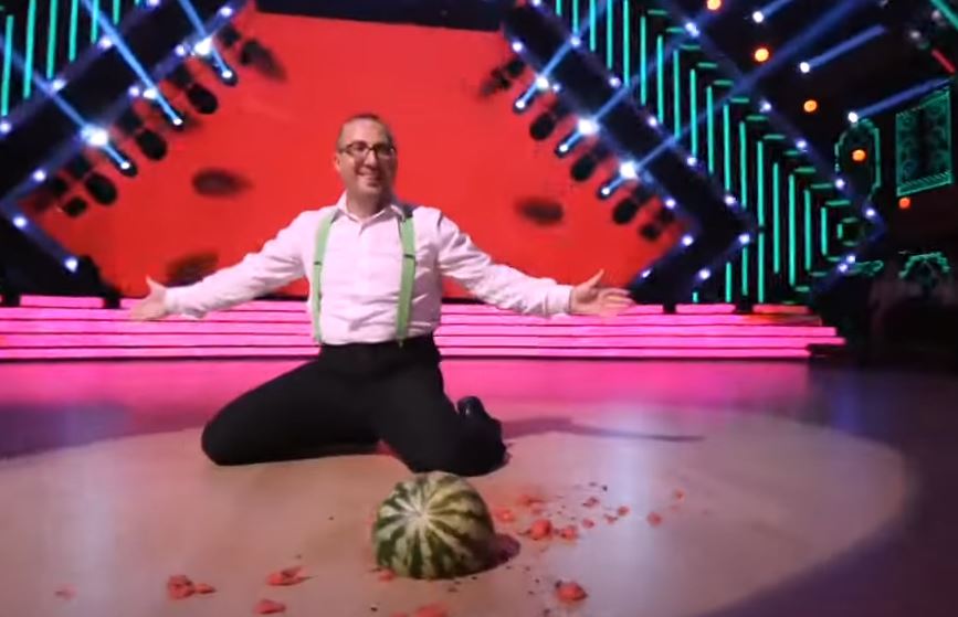 FOTO/ Performoi me biçikletë dhe shalqi nga Lushnja, deputeti demokrat ...