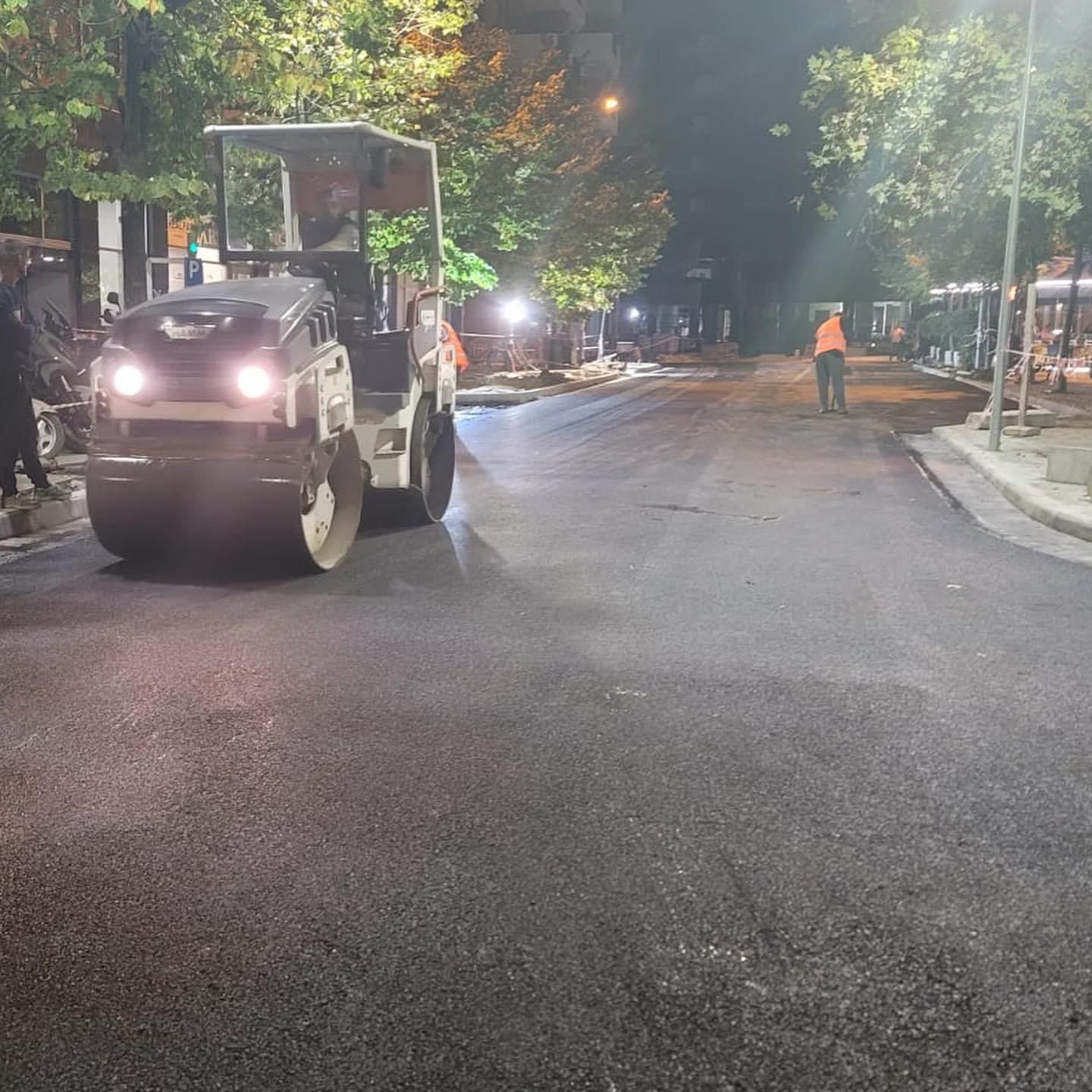 FOTO/ Vijon puna në terren, asfaltohen këto 5 rrugë dhe rrugica në ...