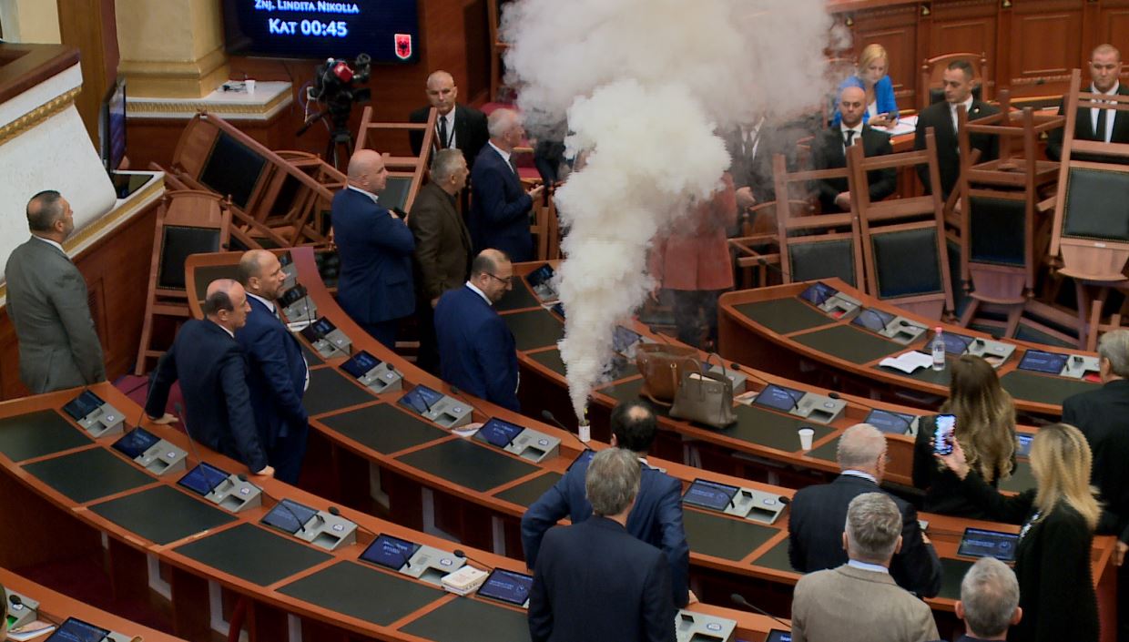 “Saimir Korreshi i mori flakadanët në çantat e dy zonjave deputete ...