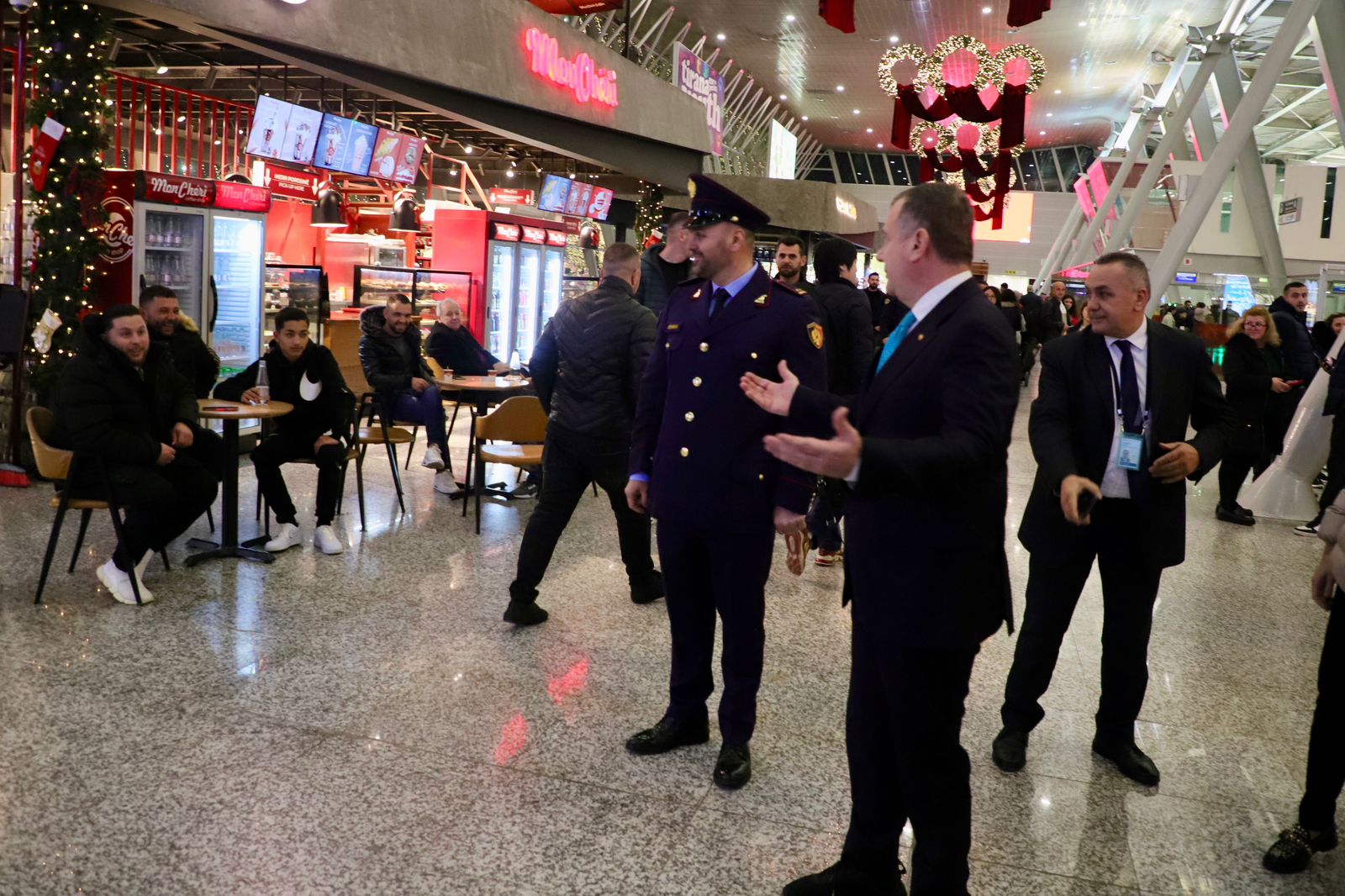 Shifrat kapën “10 milionë”, ministri Taulant Balla pret turistët e ...