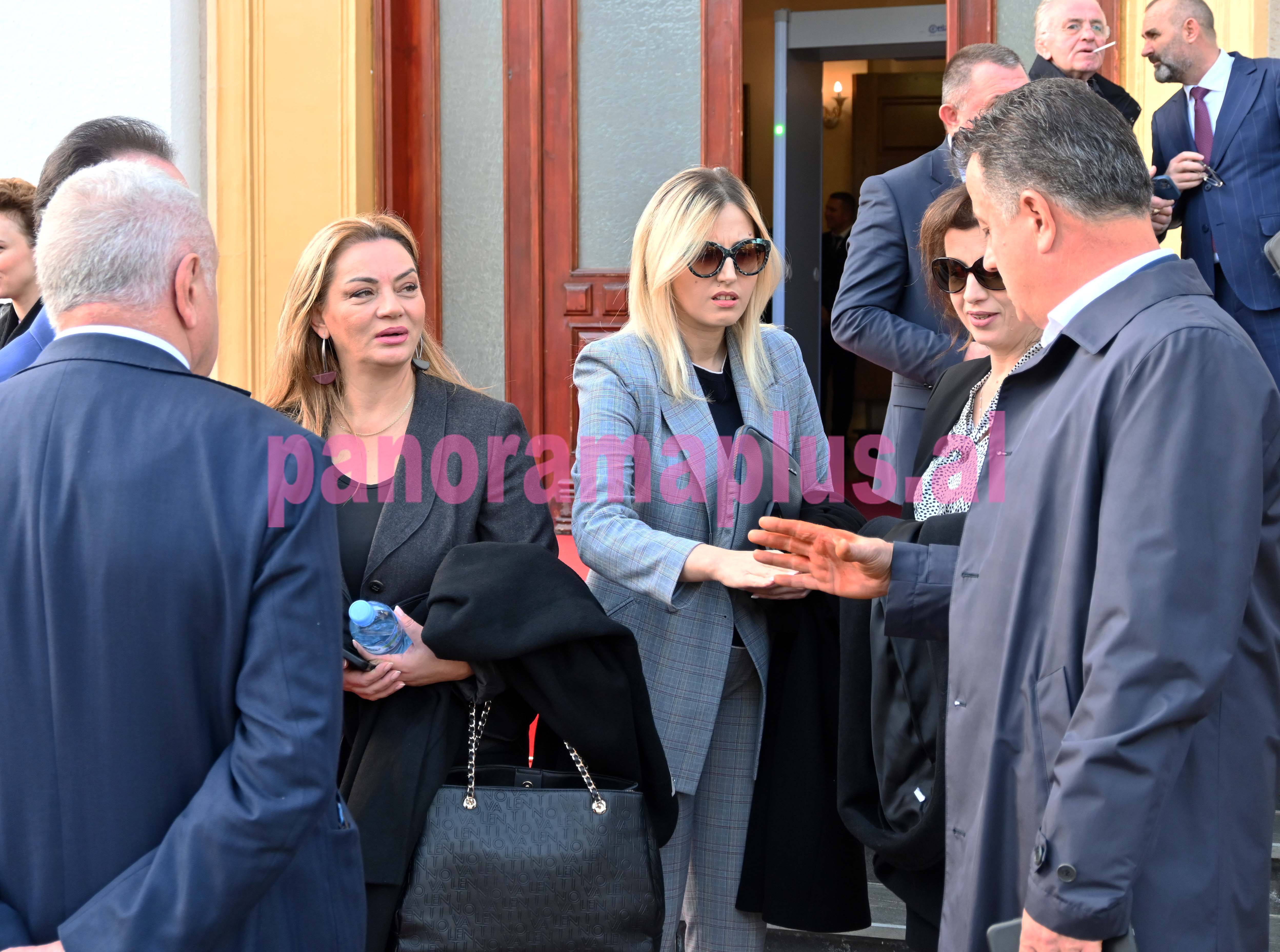 Fotot nga paparazzi/ Hodhi flakadanë dhe kapsolla, Flamur Noka i tregon ...