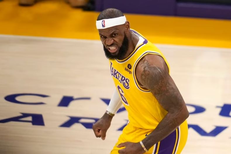 LeBron James breaks record, first basketball player to surpass 40 points