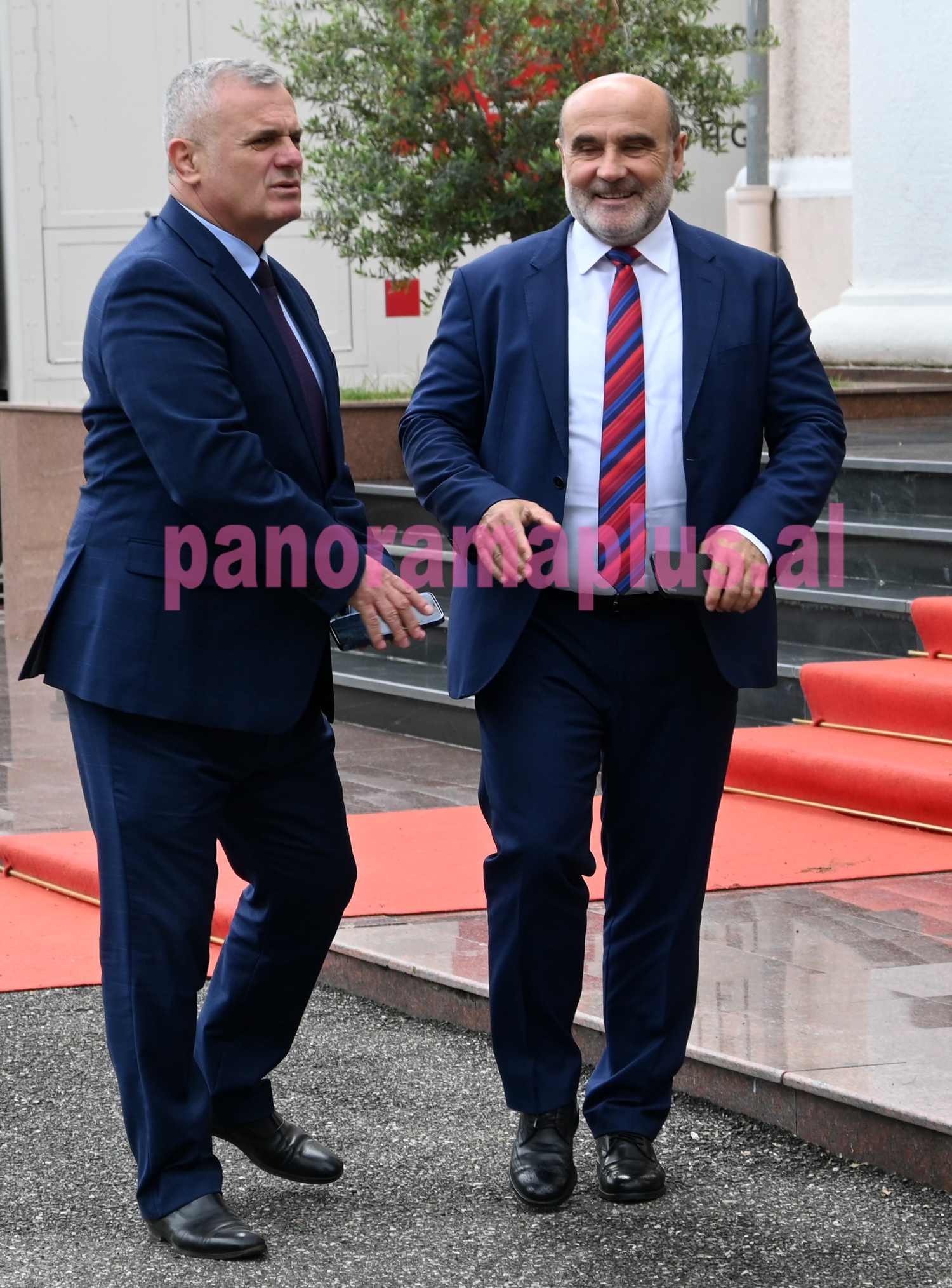 Fotot nga paparazzi/ Dy vlonjatët “kundërshtarë” lënë pas politikën ...