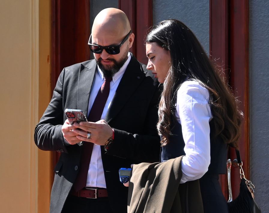 Fotot nga paparazzi/ Çfarë po i tregon deputeti në telefon koleges së PD