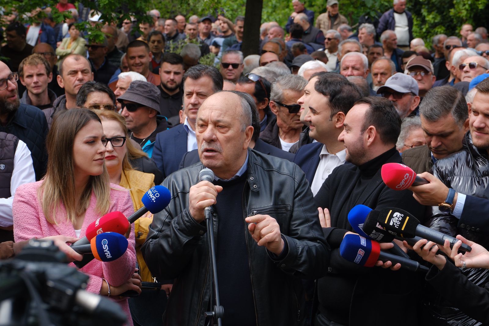 “Duhen protesta kombëtare”-Edmond Budina në tubimin para Bashkisë së ...