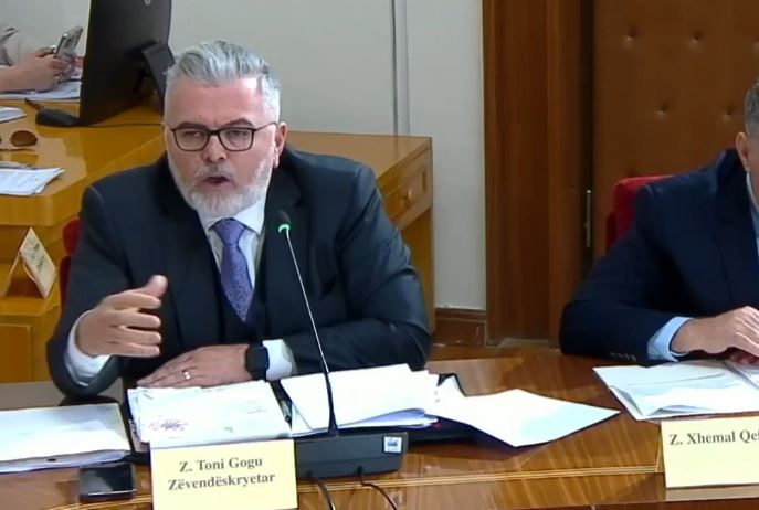 “E di që nuk rrini dot pa marrë një kartolinë nga Kryeministri ...